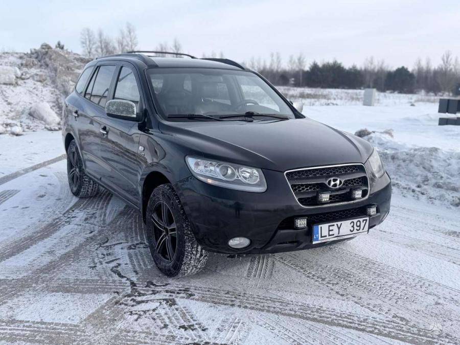 Black Hyundai Santa Fe 2007 in Vilnius, with an engine capacity of 2.19 L and mileage of 445 thousand km for 3150 €, photo 1 on AUTOMOTO.COM.LV