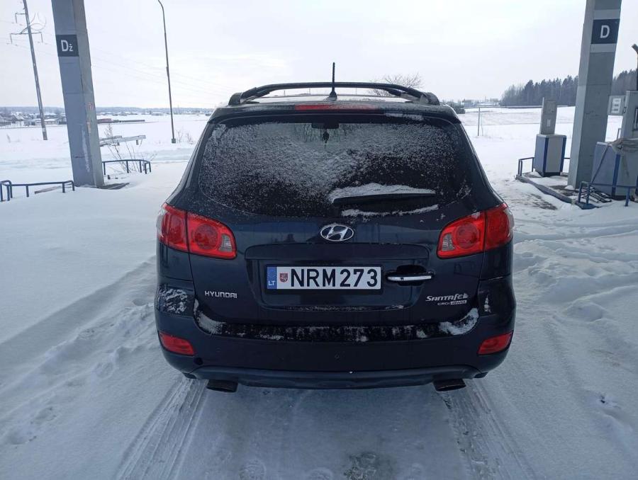 Black Hyundai Santa Fe 2007 in Salcininkai, with an engine capacity of 2.19 L and mileage of 286 thousand km for 4600 €, photo 7 on AUTOMOTO.COM.LV