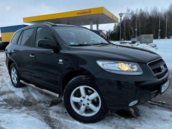 Black Hyundai Santa Fe 2007 in Raseiniai, with an engine capacity of 2.19 L and mileage of 300 thousand km for 3850 €, photo 1 on AUTOMOTO.COM.LV