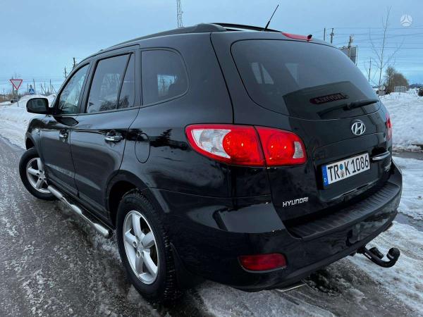 Black Hyundai Santa Fe 2007 in Raseiniai, with an engine capacity of 2.19 L and mileage of 300 thousand km for 3850 €, photo 4 on AUTOMOTO.COM.LV