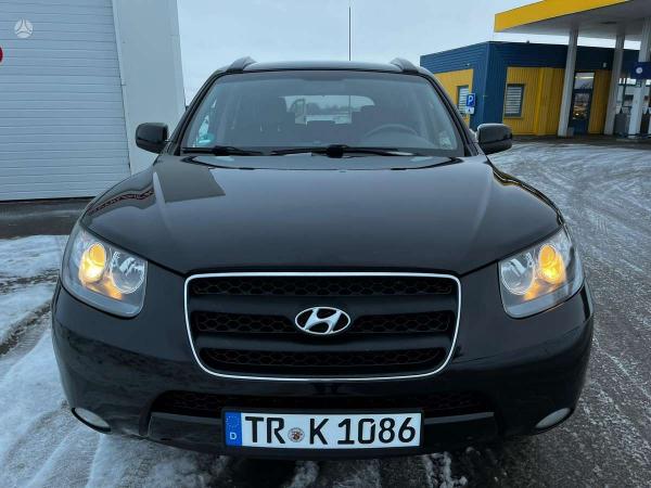 Black Hyundai Santa Fe 2007 in Raseiniai, with an engine capacity of 2.19 L and mileage of 300 thousand km for 3850 €, photo 5 on AUTOMOTO.COM.LV