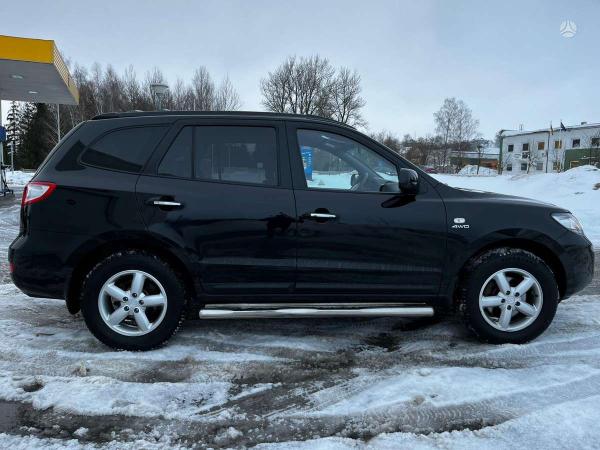 Black Hyundai Santa Fe 2007 in Raseiniai, with an engine capacity of 2.19 L and mileage of 300 thousand km for 3850 €, photo 6 on AUTOMOTO.COM.LV