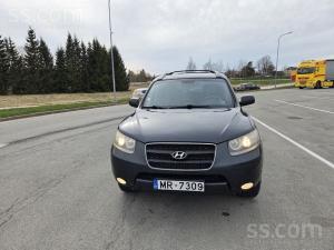 Black Hyundai Santa Fe 2007 in Tukums, with an engine capacity of 2.20 L and mileage of 304 thousand km for 4650 €, photo  on AUTOMOTO.COM.LV
