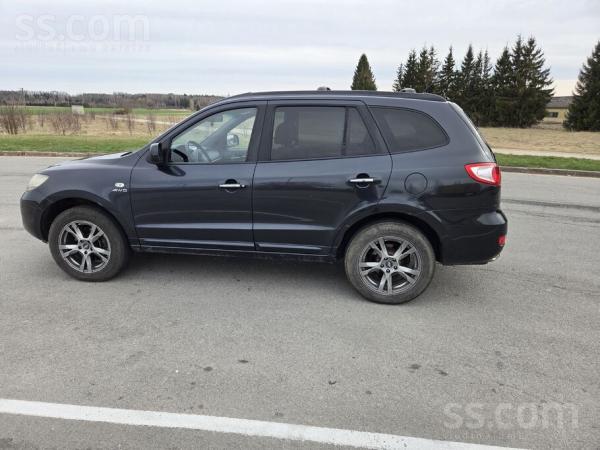 Black Hyundai Santa Fe 2007 in Tukums, with an engine capacity of 2.20 L and mileage of 304 thousand km for 4650 €, photo 2 on AUTOMOTO.COM.LV