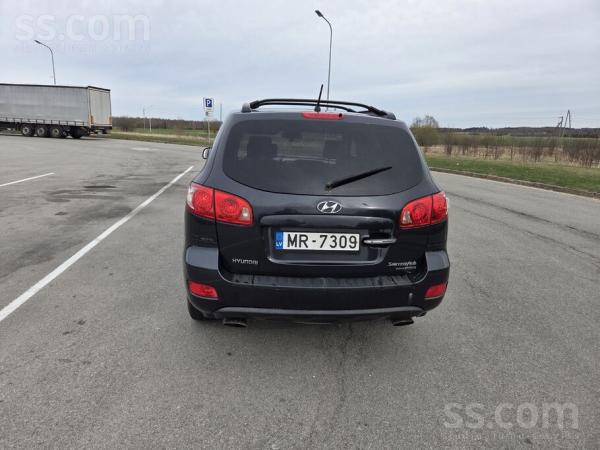 Black Hyundai Santa Fe 2007 in Tukums, with an engine capacity of 2.20 L and mileage of 304 thousand km for 4650 €, photo 3 on AUTOMOTO.COM.LV