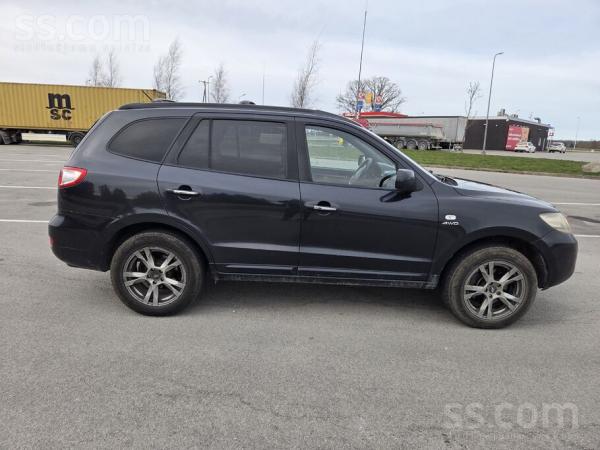 Black Hyundai Santa Fe 2007 in Tukums, with an engine capacity of 2.20 L and mileage of 304 thousand km for 4650 €, photo 4 on AUTOMOTO.COM.LV