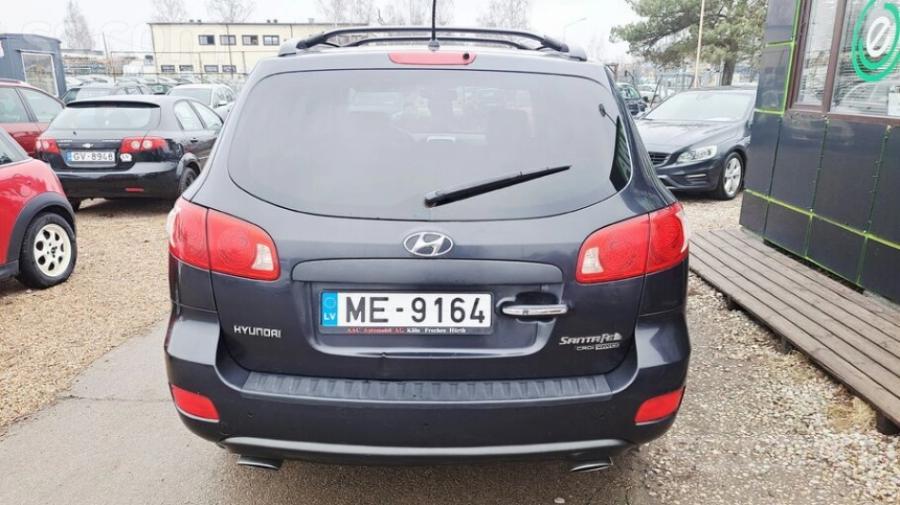 Black Hyundai Santa Fe 2007 in Riga, with an engine capacity of 2.20 L and mileage of 326 thousand km for 3490 €, photo 11 on AUTOMOTO.COM.LV