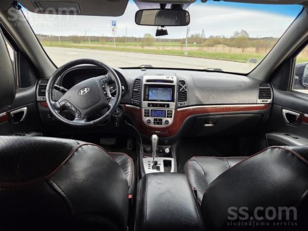 Black Hyundai Santa Fe 2007 in Tukums, with an engine capacity of 2.20 L and mileage of 305 thousand km for 3300 €, photo 1 on AUTOMOTO.COM.LV