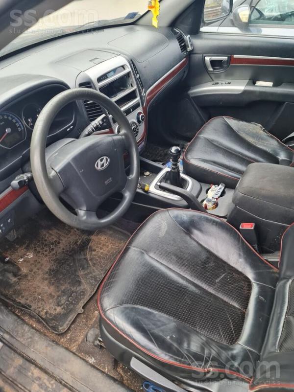 Melns Hyundai Santa Fe 2007 Daugavpils, ar dzinēja tilpumu 2.20 L un nobraukumu 350 tūkst. km par 1200 €, foto 2 vietnē AUTOMOTO.COM.LV