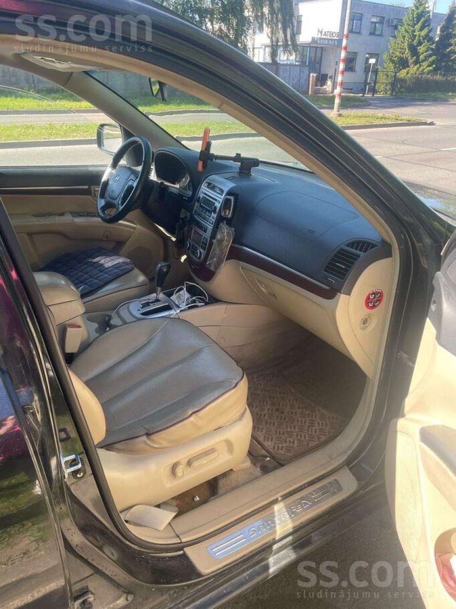 Melns Hyundai Santa Fe 2007 Rīga, ar dzinēja tilpumu 2.20 L un nobraukumu 354 tūkst. km par 2900 €, foto 3 vietnē AUTOMOTO.COM.LV