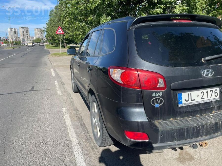 Melns Hyundai Santa Fe 2007 Rīga, ar dzinēja tilpumu 2.20 L un nobraukumu 354 tūkst. km par 2900 €, foto 5 vietnē AUTOMOTO.COM.LV