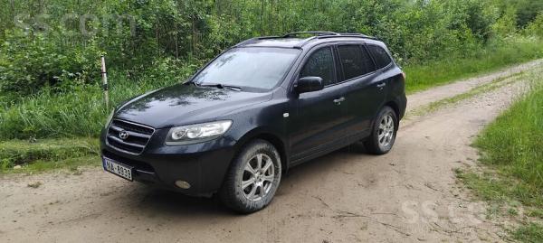 Black Hyundai Santa Fe 2007 in Gulbene, with an engine capacity of 2.20 L and mileage of 306 thousand km for 3150 €, photo 1 on AUTOMOTO.COM.LV