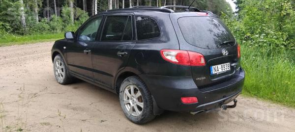 Black Hyundai Santa Fe 2007 in Gulbene, with an engine capacity of 2.20 L and mileage of 306 thousand km for 3150 €, photo 4 on AUTOMOTO.COM.LV