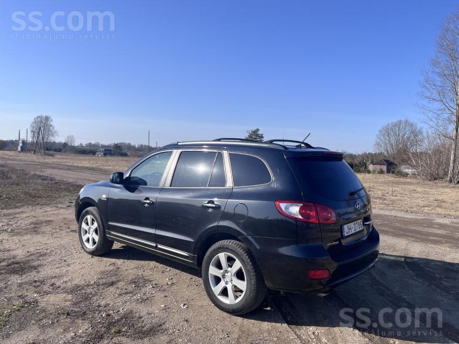 Black Hyundai Santa Fe 2007 in Rezekne, with an engine capacity of 2.20 L and mileage of 248 thousand km for 2650 €, photo 1 on AUTOMOTO.COM.LV