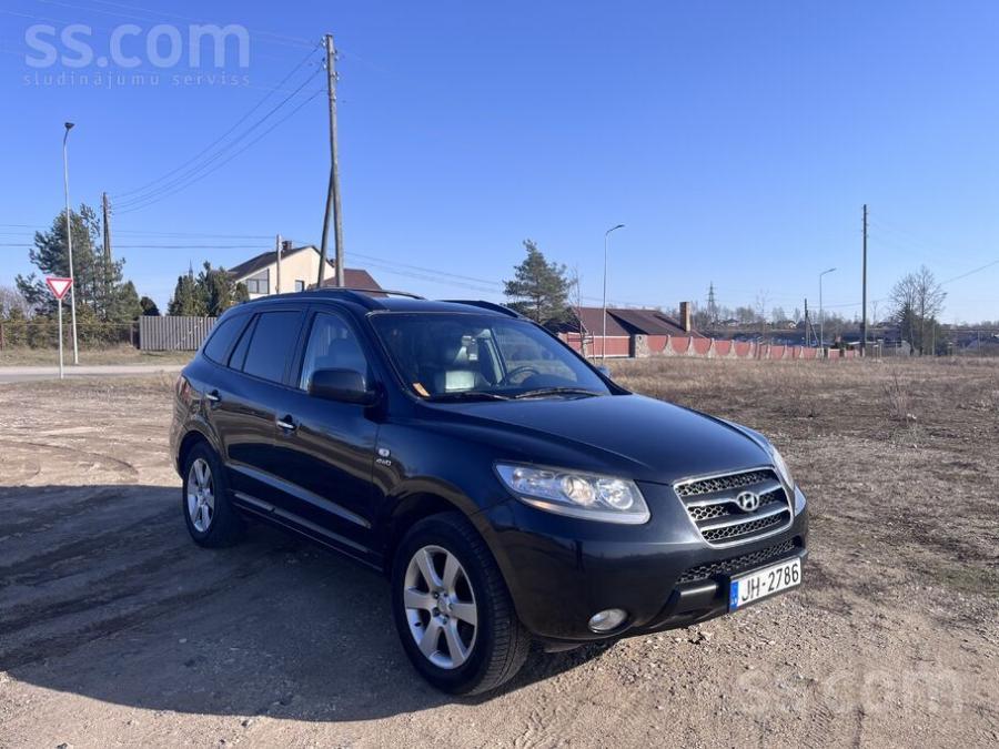 Black Hyundai Santa Fe 2007 in Rezekne, with an engine capacity of 2.20 L and mileage of 248 thousand km for 2650 €, photo 4 on AUTOMOTO.COM.LV