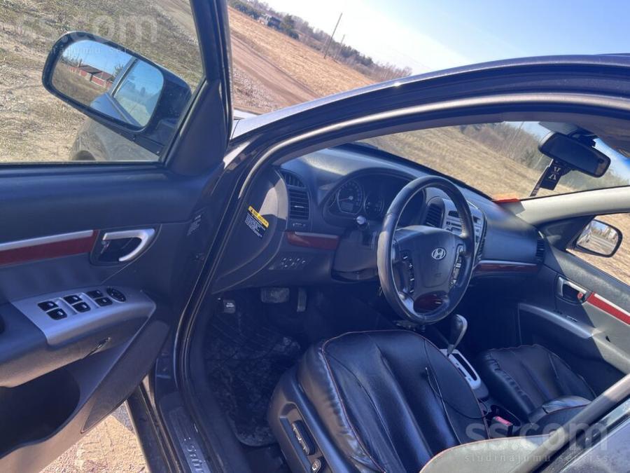 Black Hyundai Santa Fe 2007 in Rezekne, with an engine capacity of 2.20 L and mileage of 248 thousand km for 2650 €, photo 6 on AUTOMOTO.COM.LV