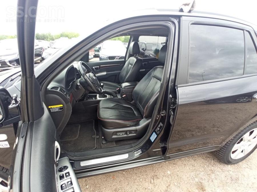 Black Hyundai Santa Fe 2007 in Daugavpils, with an engine capacity of 2.20 L and mileage of 0 thousand km for 4300 €, photo 15 on AUTOMOTO.COM.LV