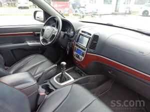 Black Hyundai Santa Fe 2007 in Daugavpils, with an engine capacity of 2.20 L and mileage of 0 thousand km for 4300 €, photo 21 on AUTOMOTO.COM.LV