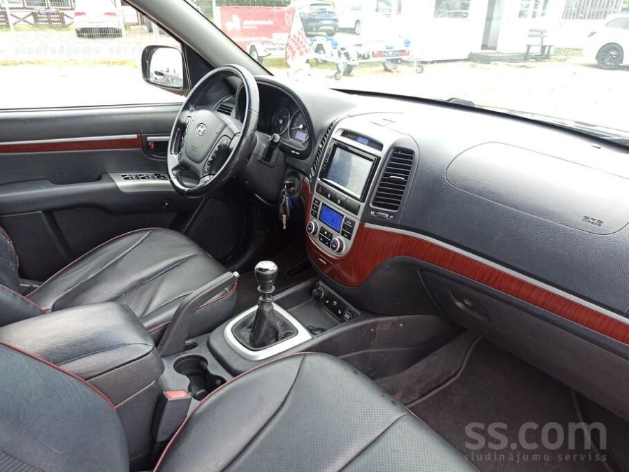 Black Hyundai Santa Fe 2007 in Daugavpils, with an engine capacity of 2.20 L and mileage of 0 thousand km for 4300 €, photo 21 on AUTOMOTO.COM.LV