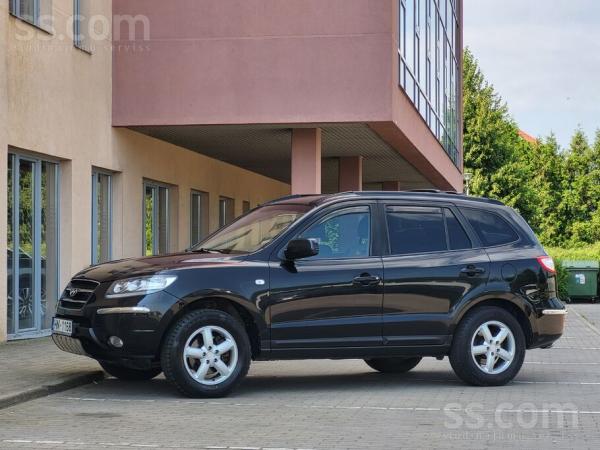 Black Hyundai Santa Fe 2007 in Jelgava, with an engine capacity of 2.20 L and mileage of 304 thousand km for 3290 €, photo 5 on AUTOMOTO.COM.LV