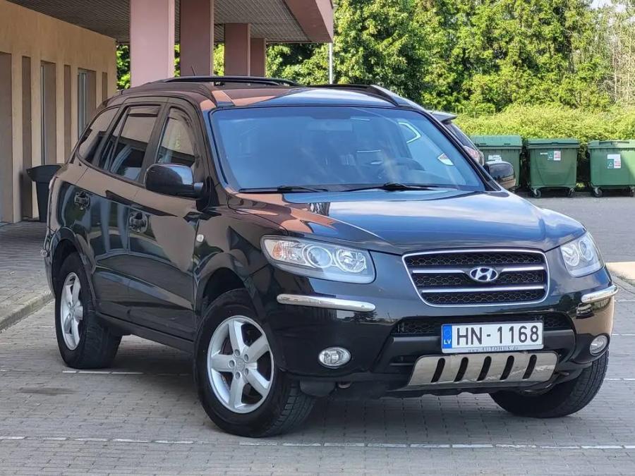 Black Hyundai Santa Fe 2007 in Jelgava, with an engine capacity of 2.20 L and mileage of 304 thousand km for 3290 €, photo 3 on AUTOMOTO.COM.LV