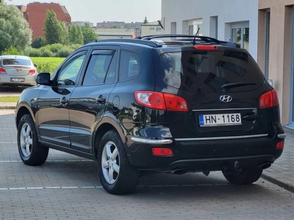 Black Hyundai Santa Fe 2007 in Jelgava, with an engine capacity of 2.20 L and mileage of 304 thousand km for 3290 €, photo 3 on AUTOMOTO.COM.LV