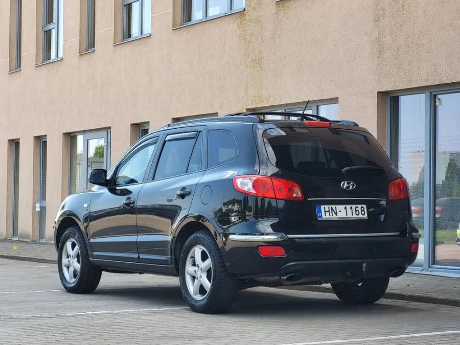 Black Hyundai Santa Fe 2007 in Jelgava, with an engine capacity of 2.20 L and mileage of 304 thousand km for 3290 €, photo 5 on AUTOMOTO.COM.LV