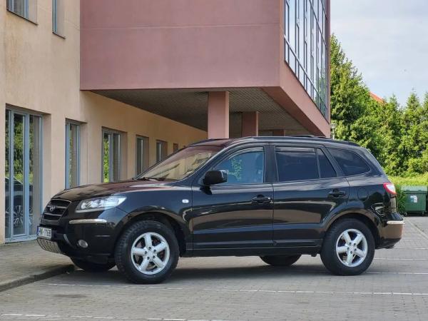 Black Hyundai Santa Fe 2007 in Jelgava, with an engine capacity of 2.20 L and mileage of 304 thousand km for 3290 €, photo 5 on AUTOMOTO.COM.LV