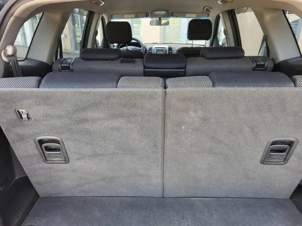 Black Hyundai Santa Fe 2007 in Jelgava, with an engine capacity of 2.20 L and mileage of 304 thousand km for 3290 €, photo 10 on AUTOMOTO.COM.LV