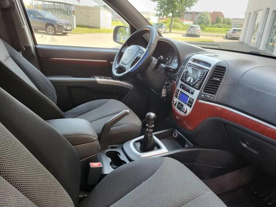 Black Hyundai Santa Fe 2007 in Jelgava, with an engine capacity of 2.20 L and mileage of 304 thousand km for 3290 €, photo 18 on AUTOMOTO.COM.LV
