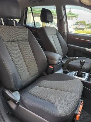 Black Hyundai Santa Fe 2007 in Jelgava, with an engine capacity of 2.20 L and mileage of 304 thousand km for 3290 €, photo 19 on AUTOMOTO.COM.LV
