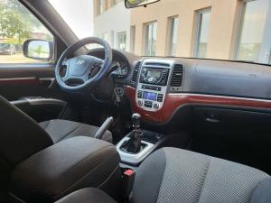 Black Hyundai Santa Fe 2007 in Jelgava, with an engine capacity of 2.20 L and mileage of 304 thousand km for 3290 €, photo 20 on AUTOMOTO.COM.LV