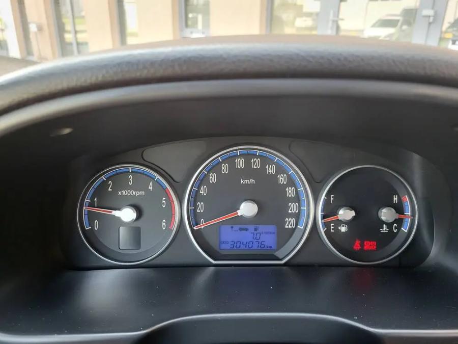 Black Hyundai Santa Fe 2007 in Jelgava, with an engine capacity of 2.20 L and mileage of 304 thousand km for 3290 €, photo 22 on AUTOMOTO.COM.LV
