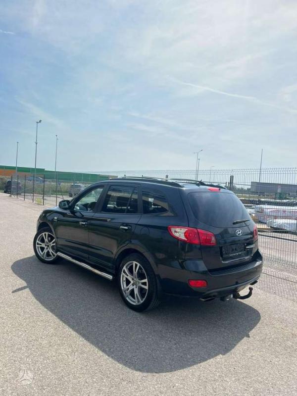 Black Hyundai Santa Fe 2007 in Marijampole, with an engine capacity of 2.19 L and mileage of 206 thousand km for 3650 €, photo 2 on AUTOMOTO.COM.LV