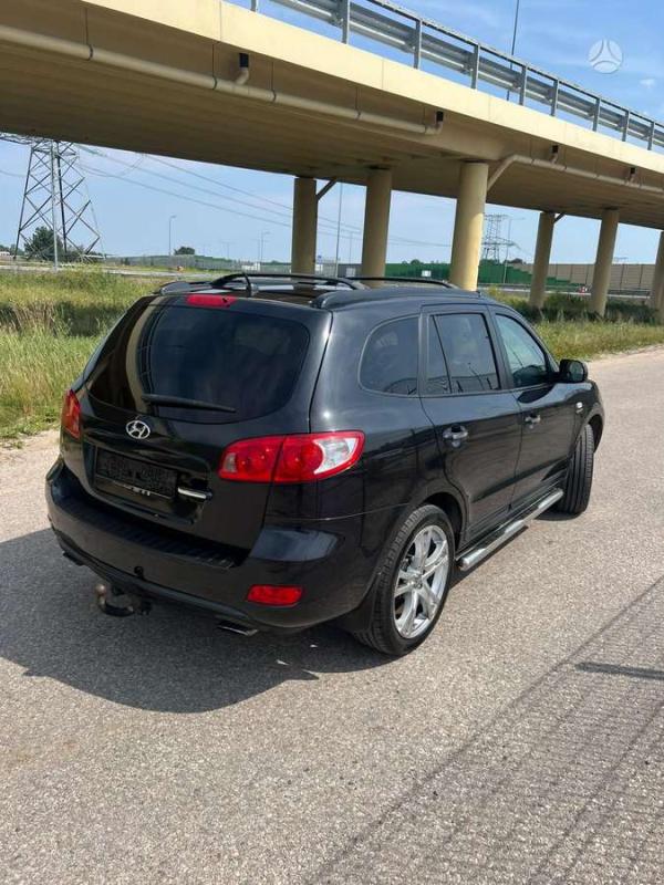 Black Hyundai Santa Fe 2007 in Marijampole, with an engine capacity of 2.19 L and mileage of 206 thousand km for 3650 €, photo 3 on AUTOMOTO.COM.LV