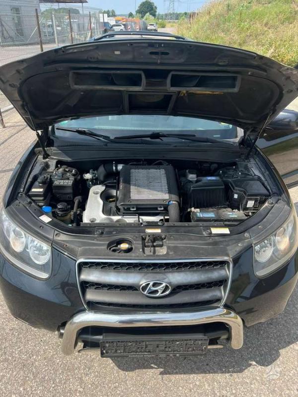 Black Hyundai Santa Fe 2007 in Marijampole, with an engine capacity of 2.19 L and mileage of 206 thousand km for 3650 €, photo 5 on AUTOMOTO.COM.LV
