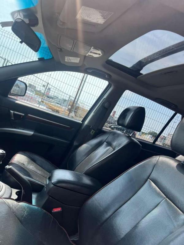 Black Hyundai Santa Fe 2007 in Marijampole, with an engine capacity of 2.19 L and mileage of 206 thousand km for 3650 €, photo 10 on AUTOMOTO.COM.LV