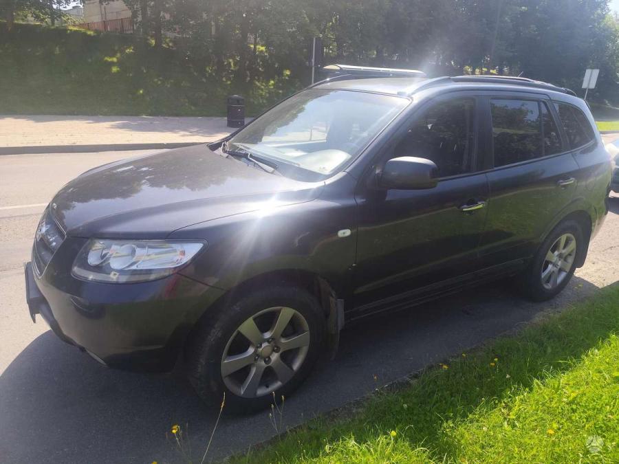 Black Hyundai Santa Fe 2007 in Vilnius, with an engine capacity of 2.19 L and mileage of 320 thousand km for 1750 €, photo 1 on AUTOMOTO.COM.LV