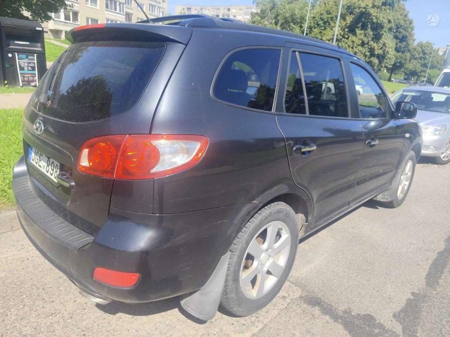 Black Hyundai Santa Fe 2007 in Vilnius, with an engine capacity of 2.19 L and mileage of 320 thousand km for 1750 €, photo 4 on AUTOMOTO.COM.LV