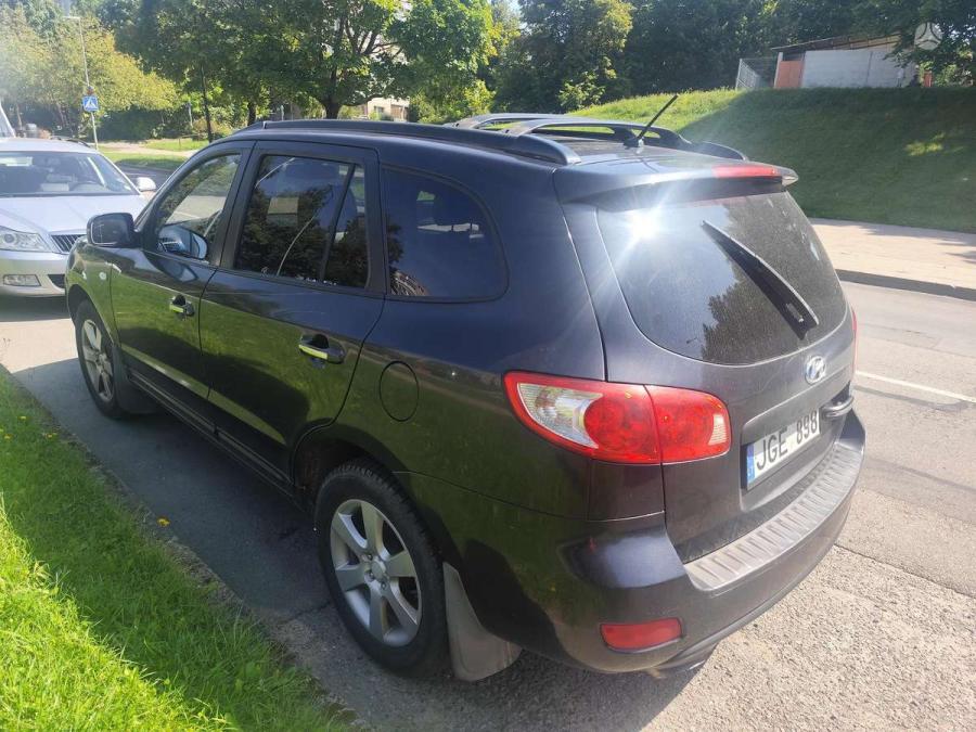 Black Hyundai Santa Fe 2007 in Vilnius, with an engine capacity of 2.19 L and mileage of 320 thousand km for 1750 €, photo 5 on AUTOMOTO.COM.LV