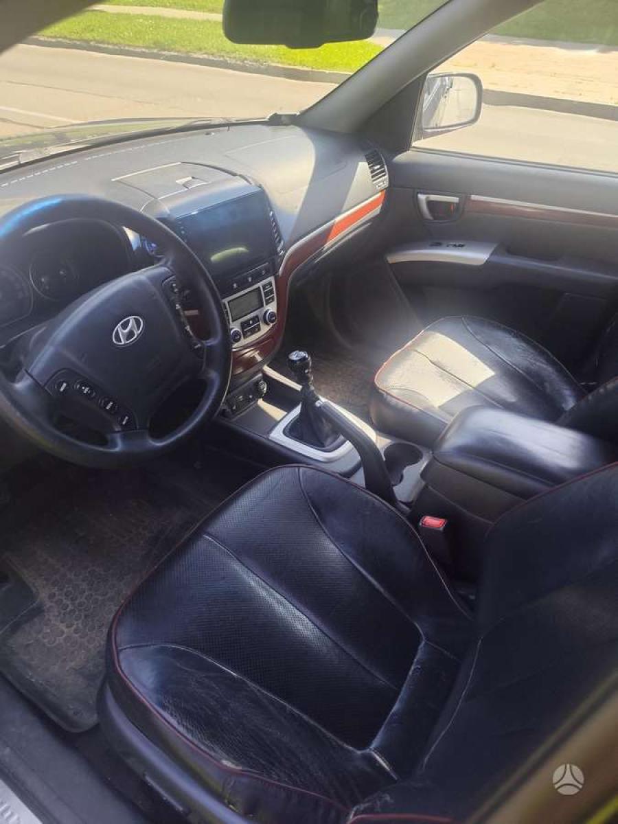 Black Hyundai Santa Fe 2007 in Vilnius, with an engine capacity of 2.19 L and mileage of 320 thousand km for 1750 €, photo 6 on AUTOMOTO.COM.LV