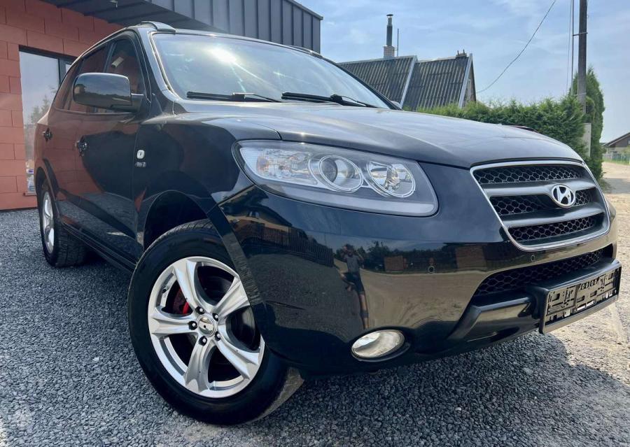 Black Hyundai Santa Fe 2007 in Marijampole, with an engine capacity of 2.19 L and mileage of 245 thousand km for 4490 €, photo 1 on AUTOMOTO.COM.LV