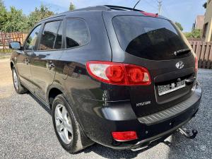 Black Hyundai Santa Fe 2007 in Marijampole, with an engine capacity of 2.19 L and mileage of 245 thousand km for 4490 €, photo 7 on AUTOMOTO.COM.LV