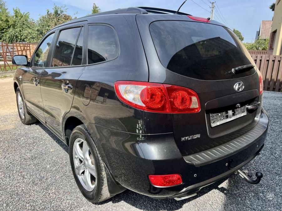Black Hyundai Santa Fe 2007 in Marijampole, with an engine capacity of 2.19 L and mileage of 245 thousand km for 4490 €, photo 7 on AUTOMOTO.COM.LV