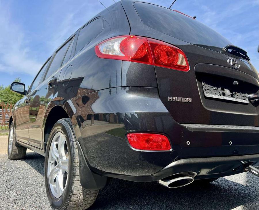 Black Hyundai Santa Fe 2007 in Marijampole, with an engine capacity of 2.19 L and mileage of 245 thousand km for 4490 €, photo 12 on AUTOMOTO.COM.LV