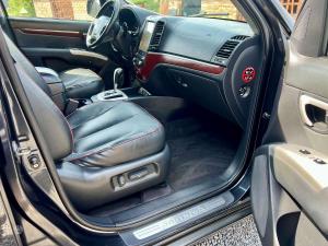Black Hyundai Santa Fe 2007 in Marijampole, with an engine capacity of 2.19 L and mileage of 245 thousand km for 4490 €, photo 14 on AUTOMOTO.COM.LV