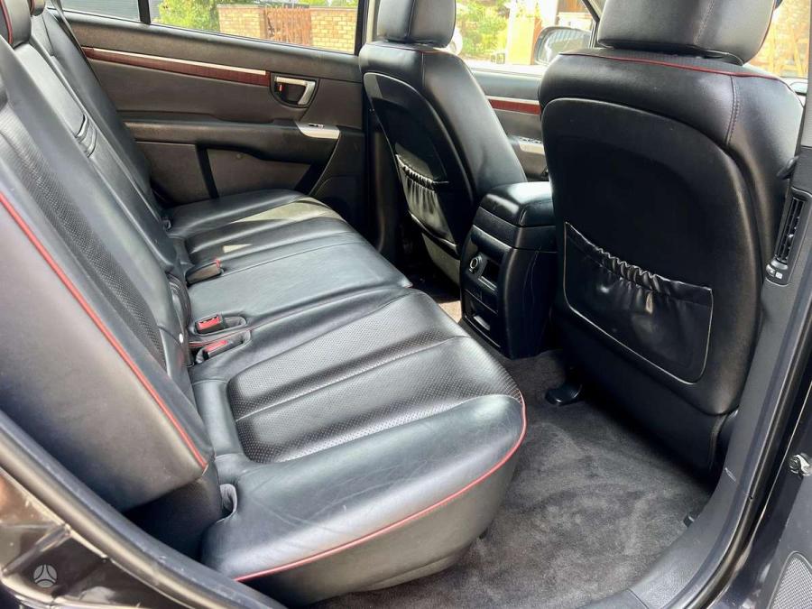 Black Hyundai Santa Fe 2007 in Marijampole, with an engine capacity of 2.19 L and mileage of 245 thousand km for 4490 €, photo 15 on AUTOMOTO.COM.LV