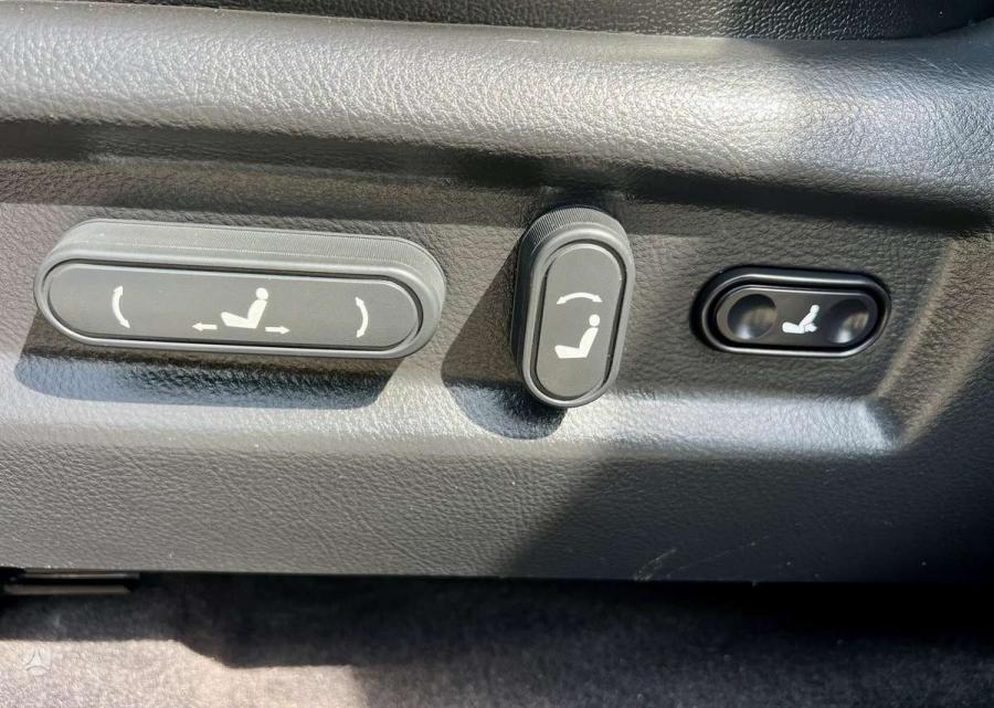 Black Hyundai Santa Fe 2007 in Marijampole, with an engine capacity of 2.19 L and mileage of 245 thousand km for 4490 €, photo 17 on AUTOMOTO.COM.LV
