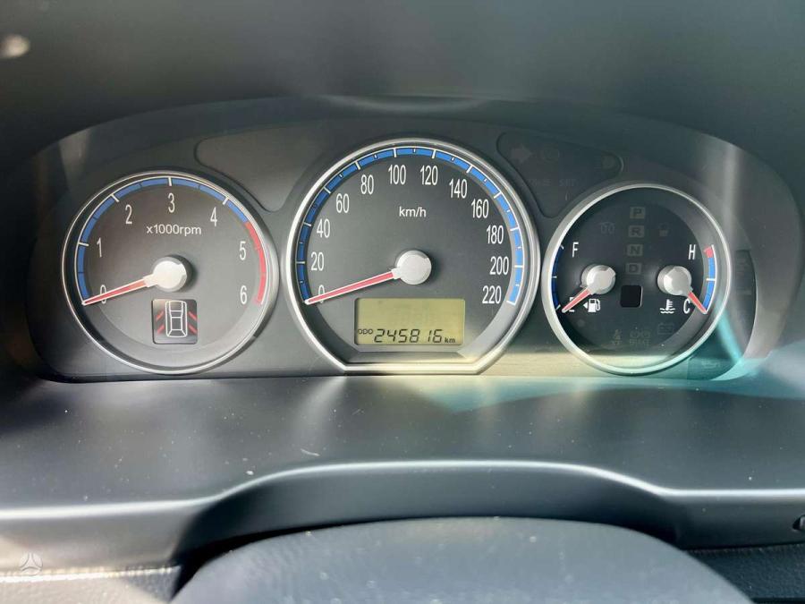 Black Hyundai Santa Fe 2007 in Marijampole, with an engine capacity of 2.19 L and mileage of 245 thousand km for 4490 €, photo 20 on AUTOMOTO.COM.LV