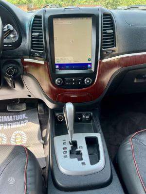 Black Hyundai Santa Fe 2007 in Marijampole, with an engine capacity of 2.19 L and mileage of 245 thousand km for 4490 €, photo 26 on AUTOMOTO.COM.LV